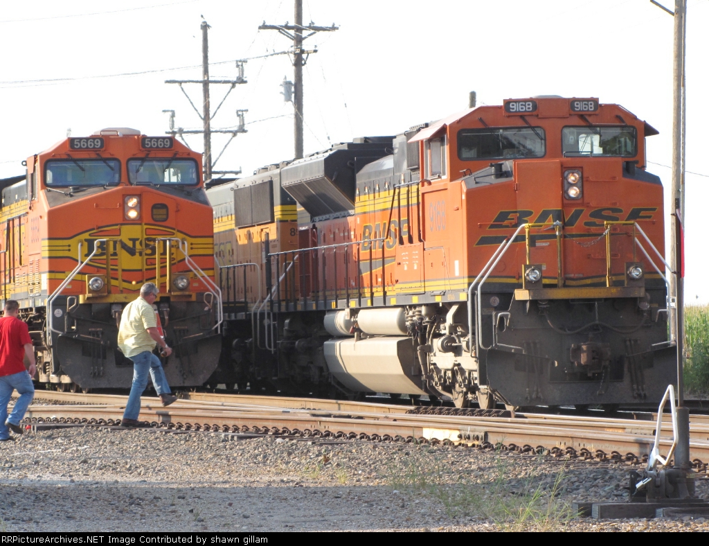 BNSF 5669 dpu meets coal load with sd70ace 9168,